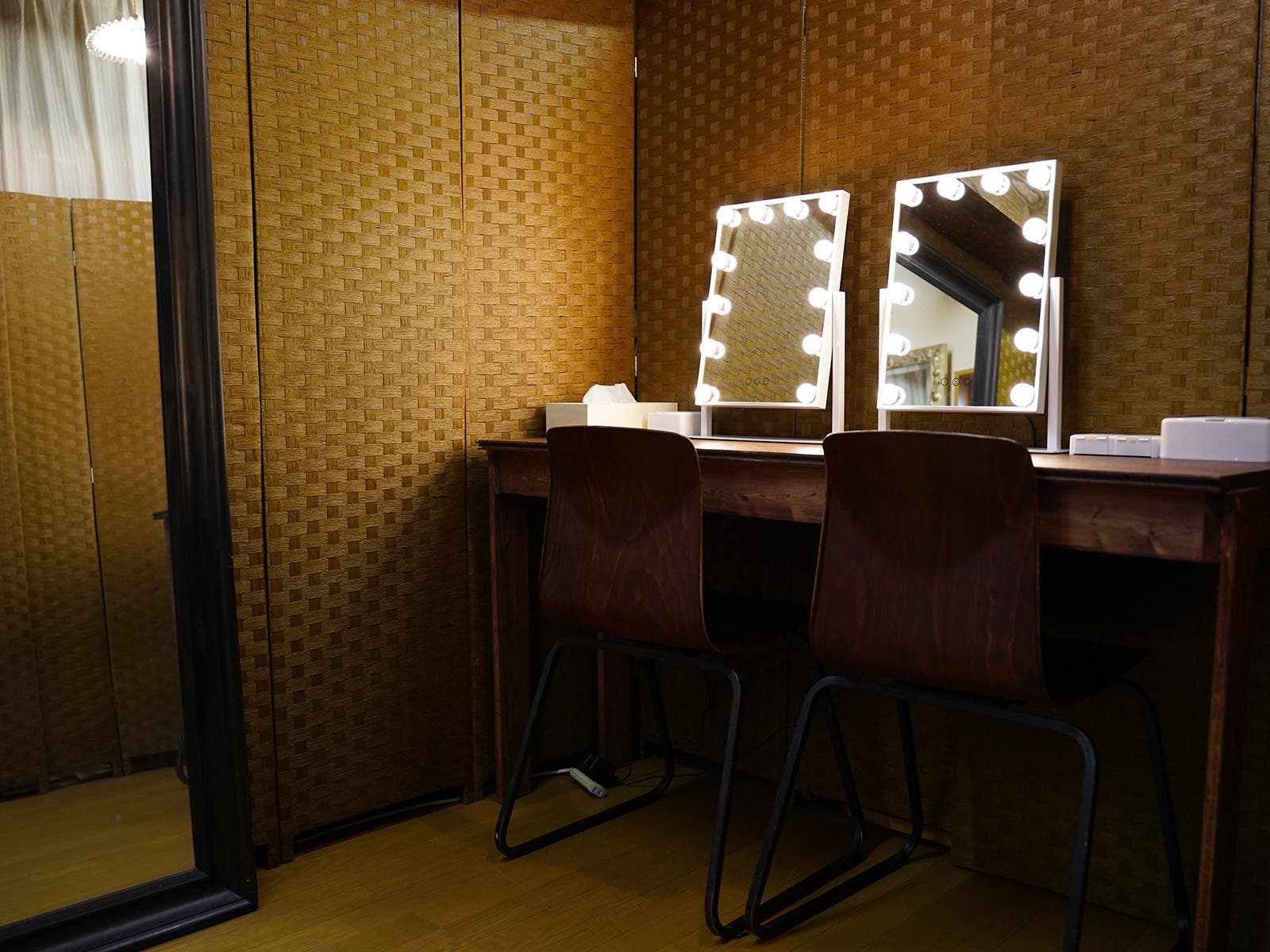 渋谷駅徒歩3分｜ヨーロッパの書斎を再現｜大量のアンティーク洋書・本棚・家具・雑貨が豊富に揃う撮影スタジオ｜自然光◎｜Astの写真12