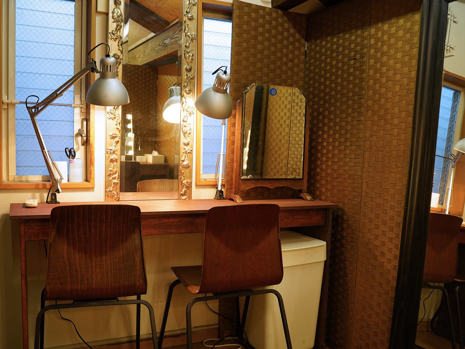 渋谷駅徒歩3分｜ヨーロッパの書斎を再現｜大量のアンティーク洋書・本棚・家具・雑貨が豊富に揃う撮影スタジオ｜自然光◎｜Astの写真13