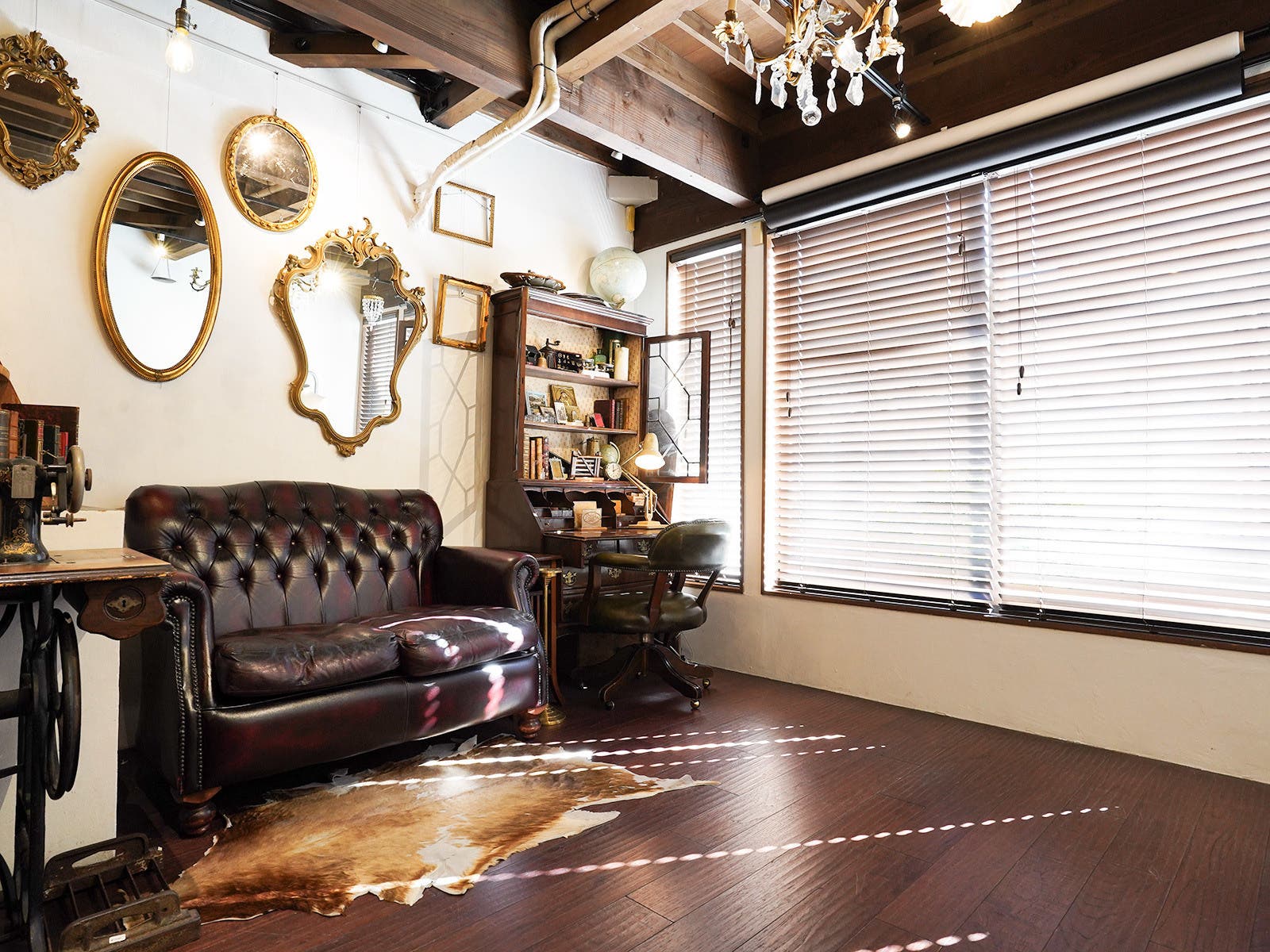 渋谷駅徒歩3分｜アンティークソファや洋書など数千点のアンティーク家具・雑貨をディスプレイ｜2面本棚書斎スタジオ｜自然光◎｜Bstの写真5