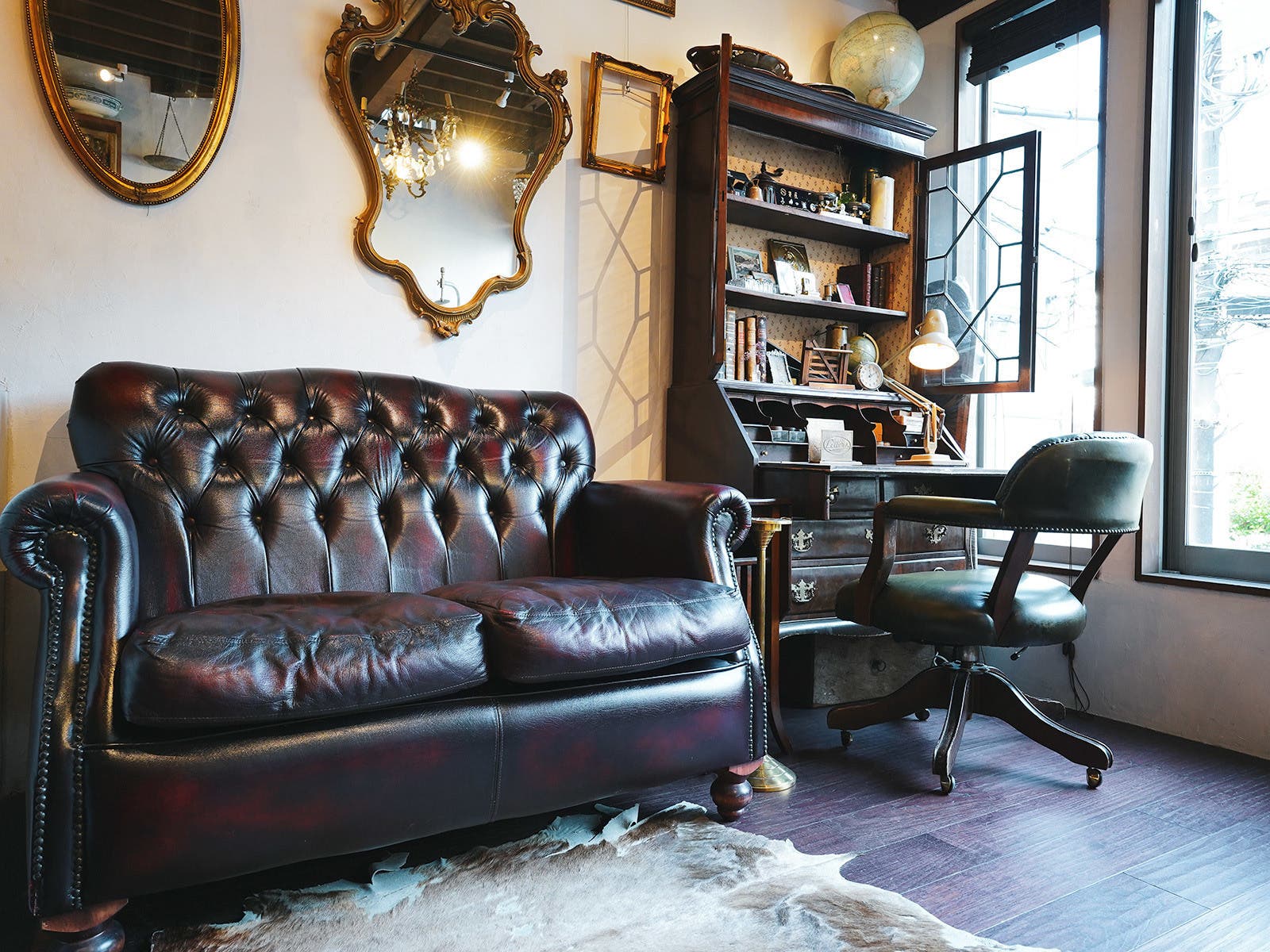 渋谷駅徒歩3分｜アンティークソファや洋書など数千点のアンティーク家具・雑貨をディスプレイ｜2面本棚書斎スタジオ｜自然光◎｜Bstの写真9