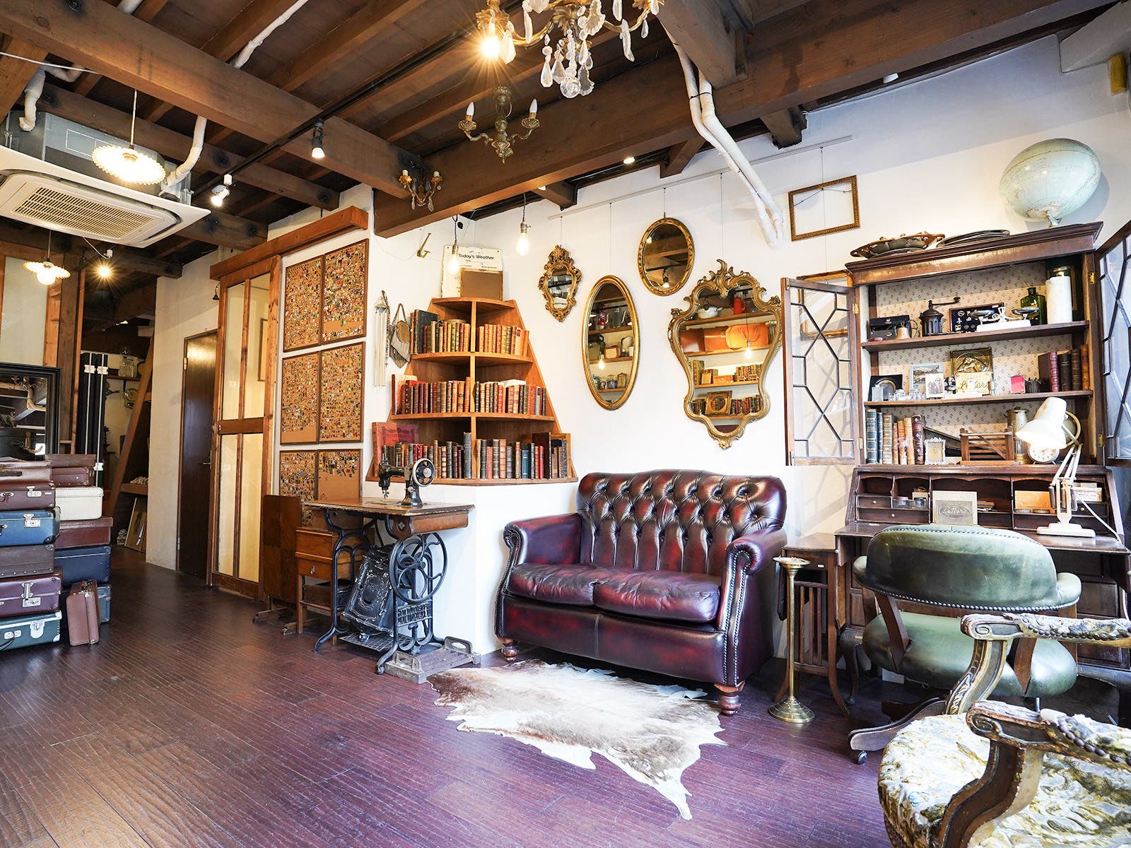 渋谷駅徒歩3分｜アンティークソファや洋書など数千点のアンティーク家具・雑貨をディスプレイ｜2面本棚書斎スタジオ｜自然光◎｜Bstの写真11