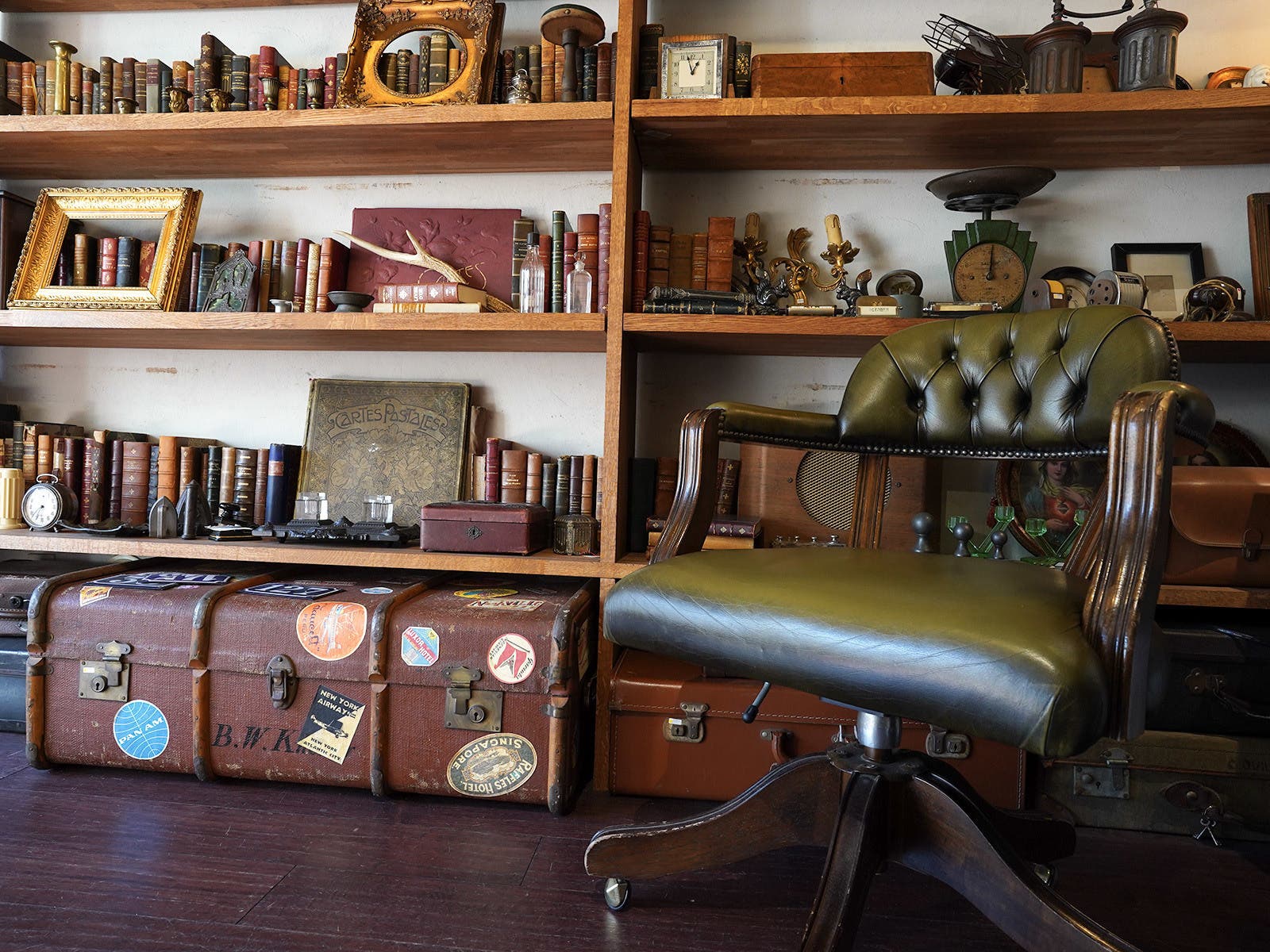 渋谷駅徒歩3分｜アンティークソファや洋書など数千点のアンティーク家具・雑貨をディスプレイ｜2面本棚書斎スタジオ｜自然光◎｜Bstの写真12