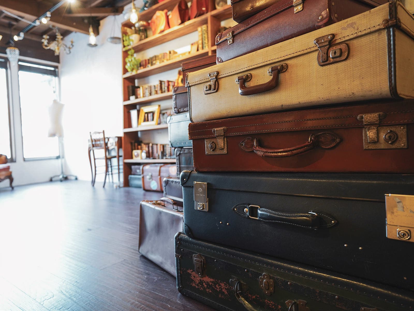 渋谷駅徒歩3分｜アンティークソファや洋書など数千点のアンティーク家具・雑貨をディスプレイ｜2面本棚書斎スタジオ｜自然光◎｜Bstの写真15