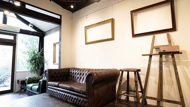 渋谷駅徒歩3分|画廊を再現した撮影スタジオ|白基調の空間はあらゆる撮影に対応可|大量のアンティーク額縁|自然光◎|Cstの写真2