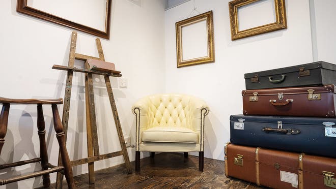 渋谷駅徒歩3分|画廊を再現した撮影スタジオ|白基調の空間はあらゆる撮影に対応可|大量のアンティーク額縁|自然光◎|Cstの写真3