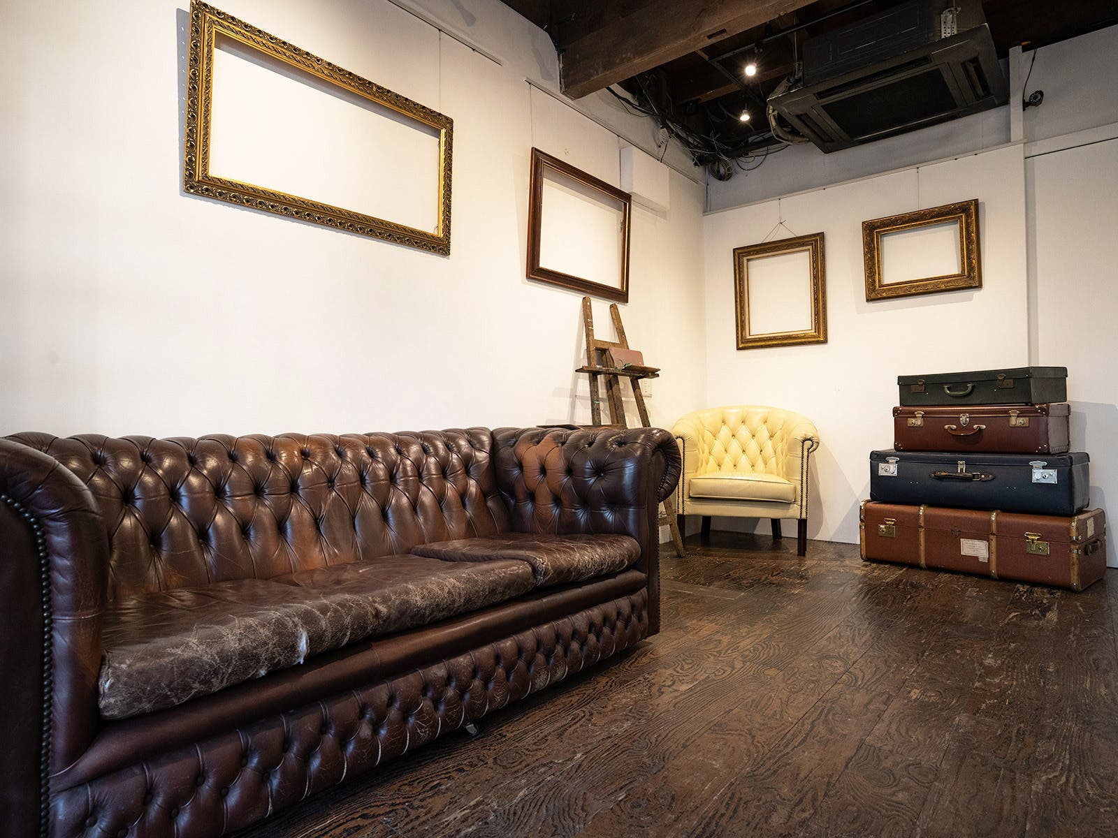 渋谷駅徒歩3分｜画廊を再現した撮影スタジオ｜白基調の空間はあらゆる撮影に対応可｜大量のアンティーク額縁｜自然光◎｜Cstの写真4