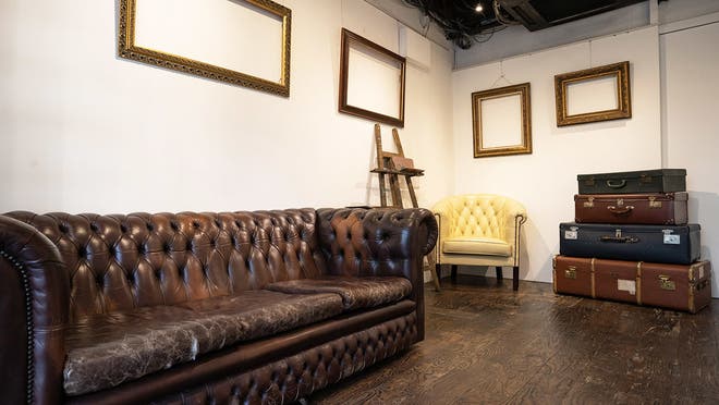 渋谷駅徒歩3分|画廊を再現した撮影スタジオ|白基調の空間はあらゆる撮影に対応可|大量のアンティーク額縁|自然光◎|Cstの写真4