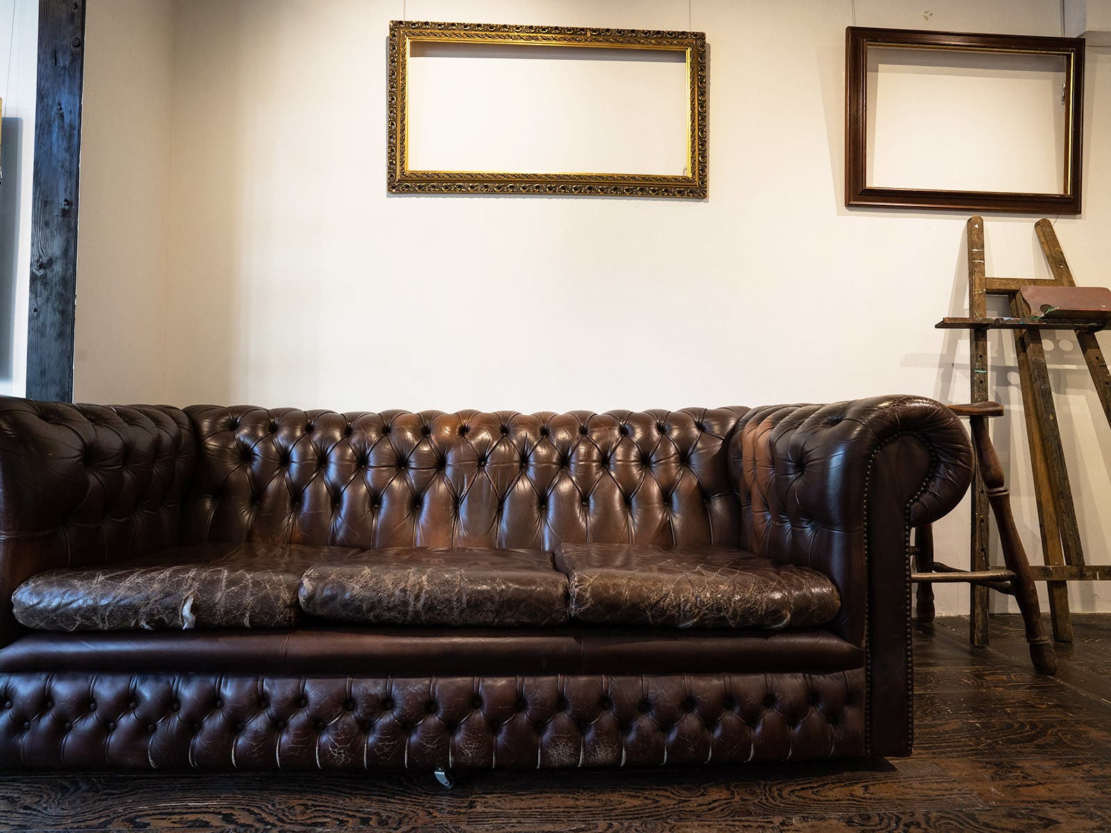 渋谷駅徒歩3分｜画廊を再現した撮影スタジオ｜白基調の空間はあらゆる撮影に対応可｜大量のアンティーク額縁｜自然光◎｜Cstの写真8