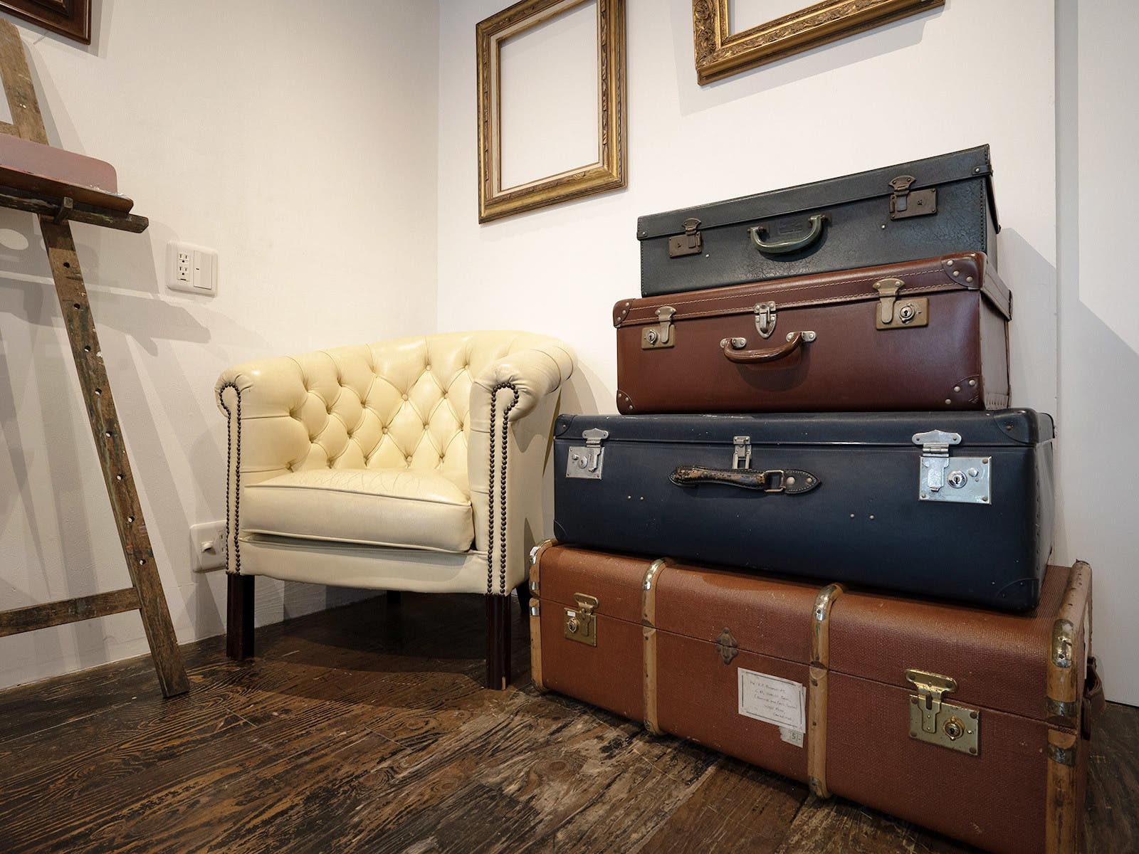 渋谷駅徒歩3分｜画廊を再現した撮影スタジオ｜白基調の空間はあらゆる撮影に対応可｜大量のアンティーク額縁｜自然光◎｜Cstの写真9