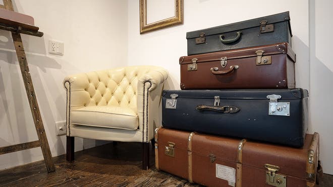 渋谷駅徒歩3分|画廊を再現した撮影スタジオ|白基調の空間はあらゆる撮影に対応可|大量のアンティーク額縁|自然光◎|Cstの写真9