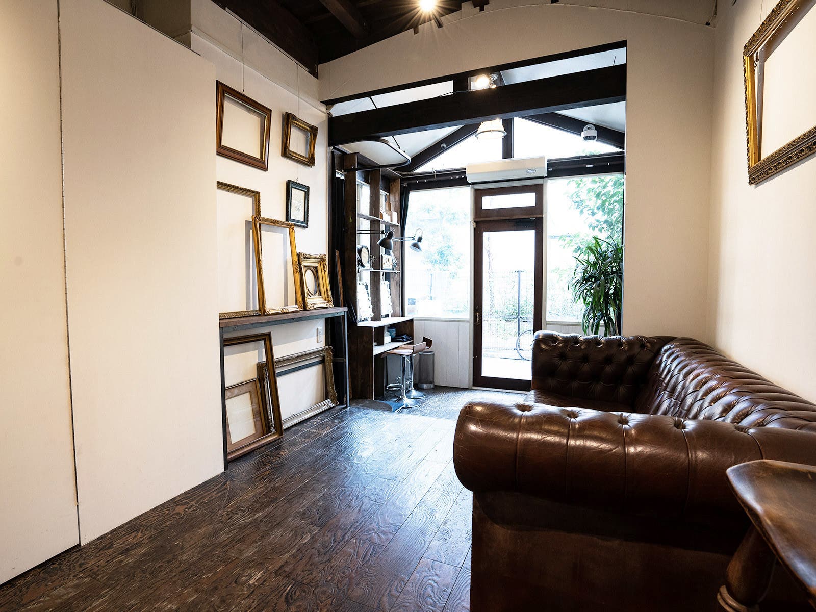 渋谷駅徒歩3分｜画廊を再現した撮影スタジオ｜白基調の空間はあらゆる撮影に対応可｜大量のアンティーク額縁｜自然光◎｜Cstの写真10