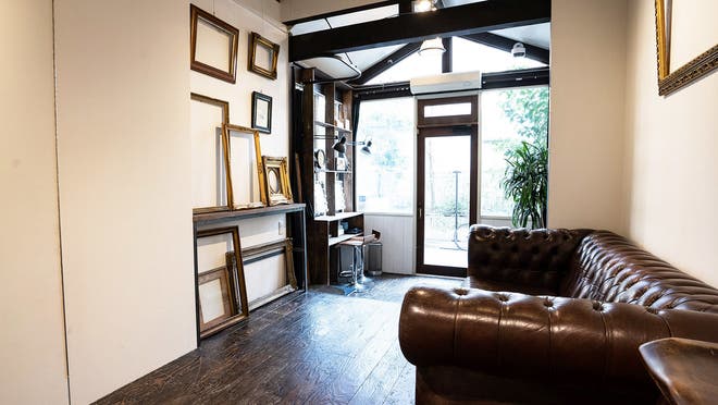 渋谷駅徒歩3分|画廊を再現した撮影スタジオ|白基調の空間はあらゆる撮影に対応可|大量のアンティーク額縁|自然光◎|Cstの写真10