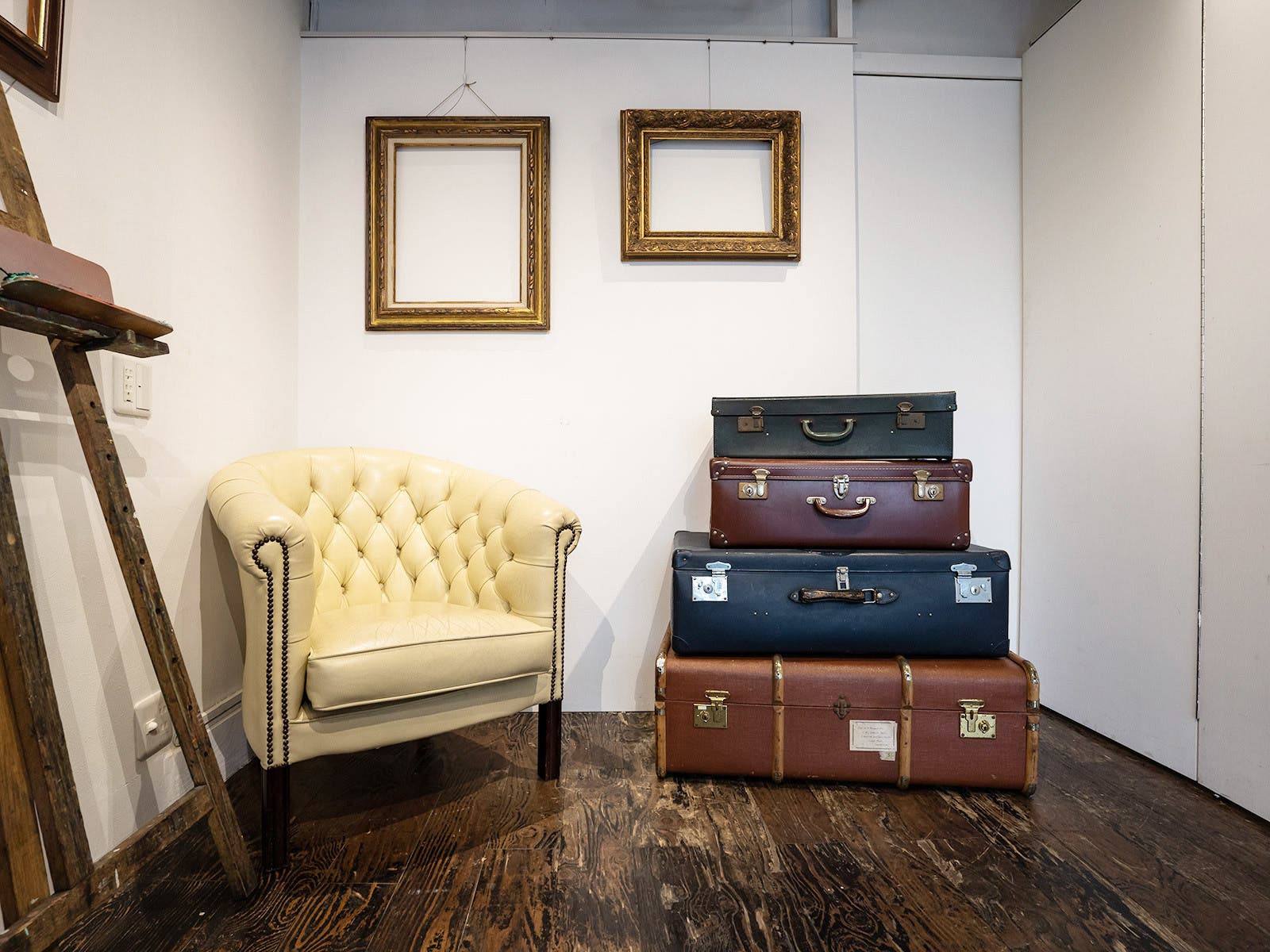 渋谷駅徒歩3分｜画廊を再現した撮影スタジオ｜白基調の空間はあらゆる撮影に対応可｜大量のアンティーク額縁｜自然光◎｜Cstの写真12