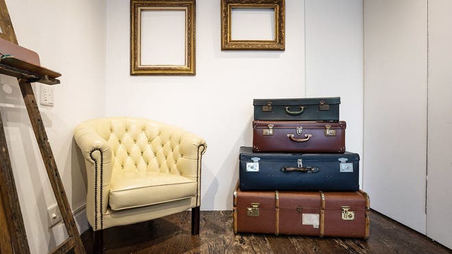 渋谷駅徒歩3分|画廊を再現した撮影スタジオ|白基調の空間はあらゆる撮影に対応可|大量のアンティーク額縁|自然光◎|Cstの写真12