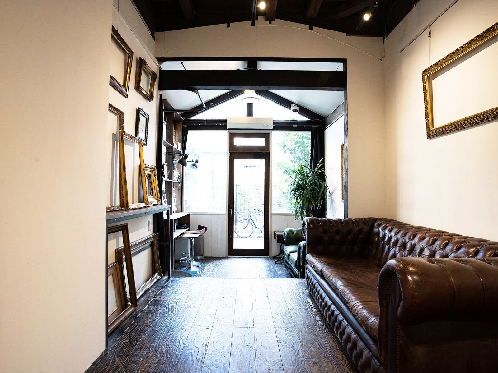 渋谷駅徒歩3分｜画廊を再現した撮影スタジオ｜白基調の空間はあらゆる撮影に対応可｜大量のアンティーク額縁｜自然光◎｜Cstの写真13