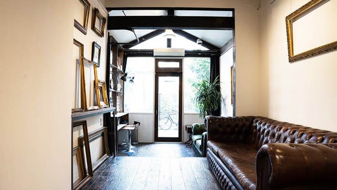 渋谷駅徒歩3分|画廊を再現した撮影スタジオ|白基調の空間はあらゆる撮影に対応可|大量のアンティーク額縁|自然光◎|Cstの写真13