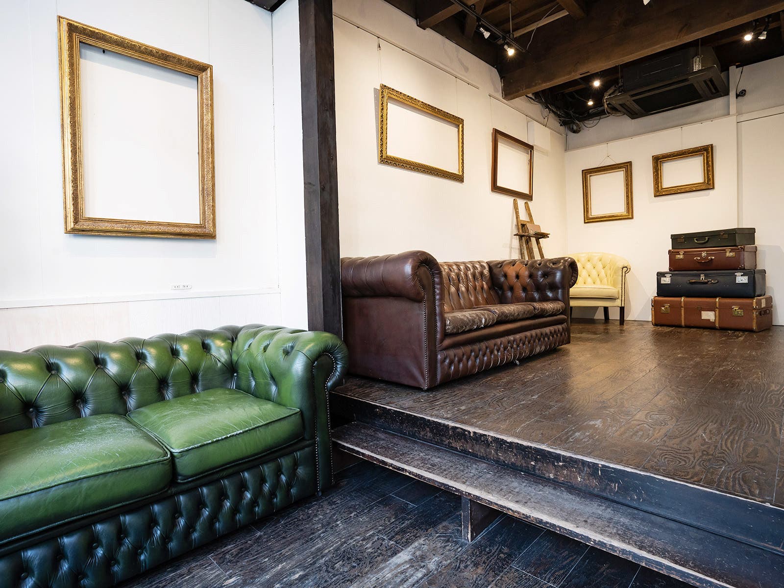 渋谷駅徒歩3分｜画廊を再現した撮影スタジオ｜白基調の空間はあらゆる撮影に対応可｜大量のアンティーク額縁｜自然光◎｜Cstの写真11