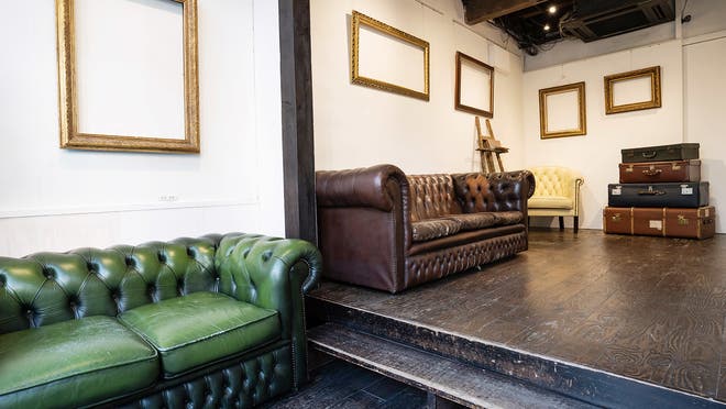 渋谷駅徒歩3分|画廊を再現した撮影スタジオ|白基調の空間はあらゆる撮影に対応可|大量のアンティーク額縁|自然光◎|Cstの写真11