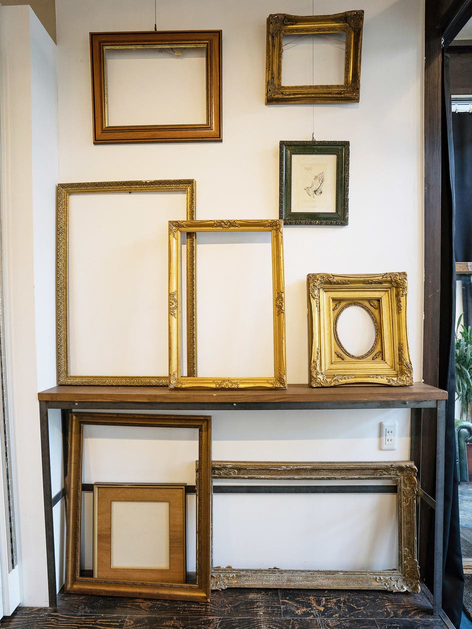 渋谷駅徒歩3分｜画廊を再現した撮影スタジオ｜白基調の空間はあらゆる撮影に対応可｜大量のアンティーク額縁｜自然光◎｜Cstの写真15