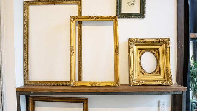 渋谷駅徒歩3分|画廊を再現した撮影スタジオ|白基調の空間はあらゆる撮影に対応可|大量のアンティーク額縁|自然光◎|Cstの写真15