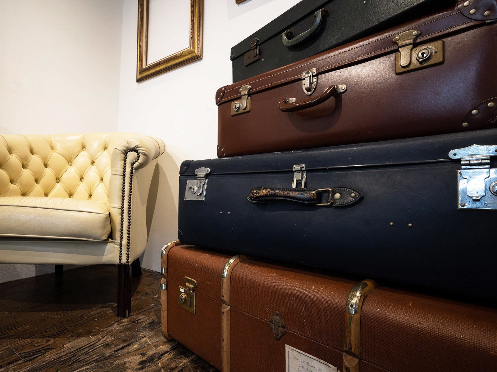 渋谷駅徒歩3分｜画廊を再現した撮影スタジオ｜白基調の空間はあらゆる撮影に対応可｜大量のアンティーク額縁｜自然光◎｜Cstの写真16