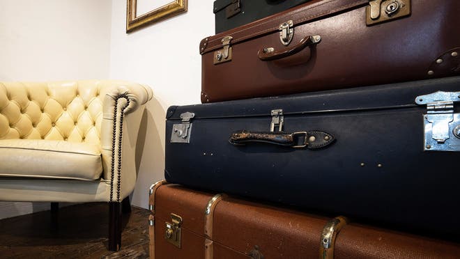 渋谷駅徒歩3分|画廊を再現した撮影スタジオ|白基調の空間はあらゆる撮影に対応可|大量のアンティーク額縁|自然光◎|Cstの写真16