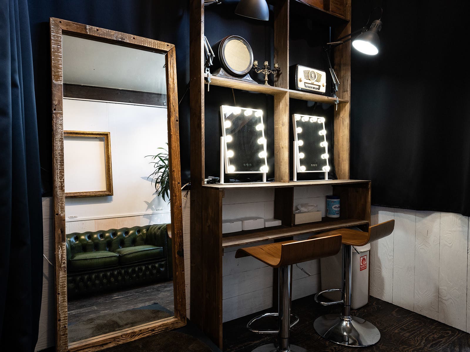 渋谷駅徒歩3分｜画廊を再現した撮影スタジオ｜白基調の空間はあらゆる撮影に対応可｜大量のアンティーク額縁｜自然光◎｜Cstの写真17