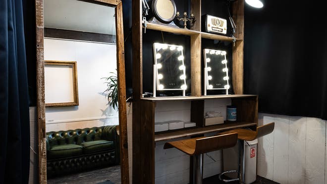 渋谷駅徒歩3分|画廊を再現した撮影スタジオ|白基調の空間はあらゆる撮影に対応可|大量のアンティーク額縁|自然光◎|Cstの写真17