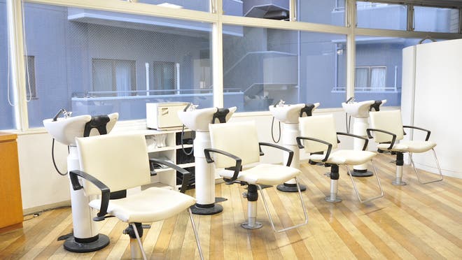 西武池袋線東久留米駅前美容室でセット面レンタル 駅前で見晴らし抜群の写真1