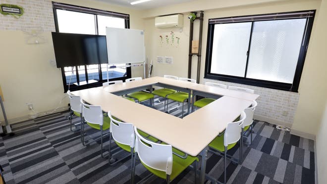 超高速光回線・Wi-Fi/大型モニタ/感染症対策グッズ/即予約★神田駅徒歩3分のテラス&応接付き会議室の写真2