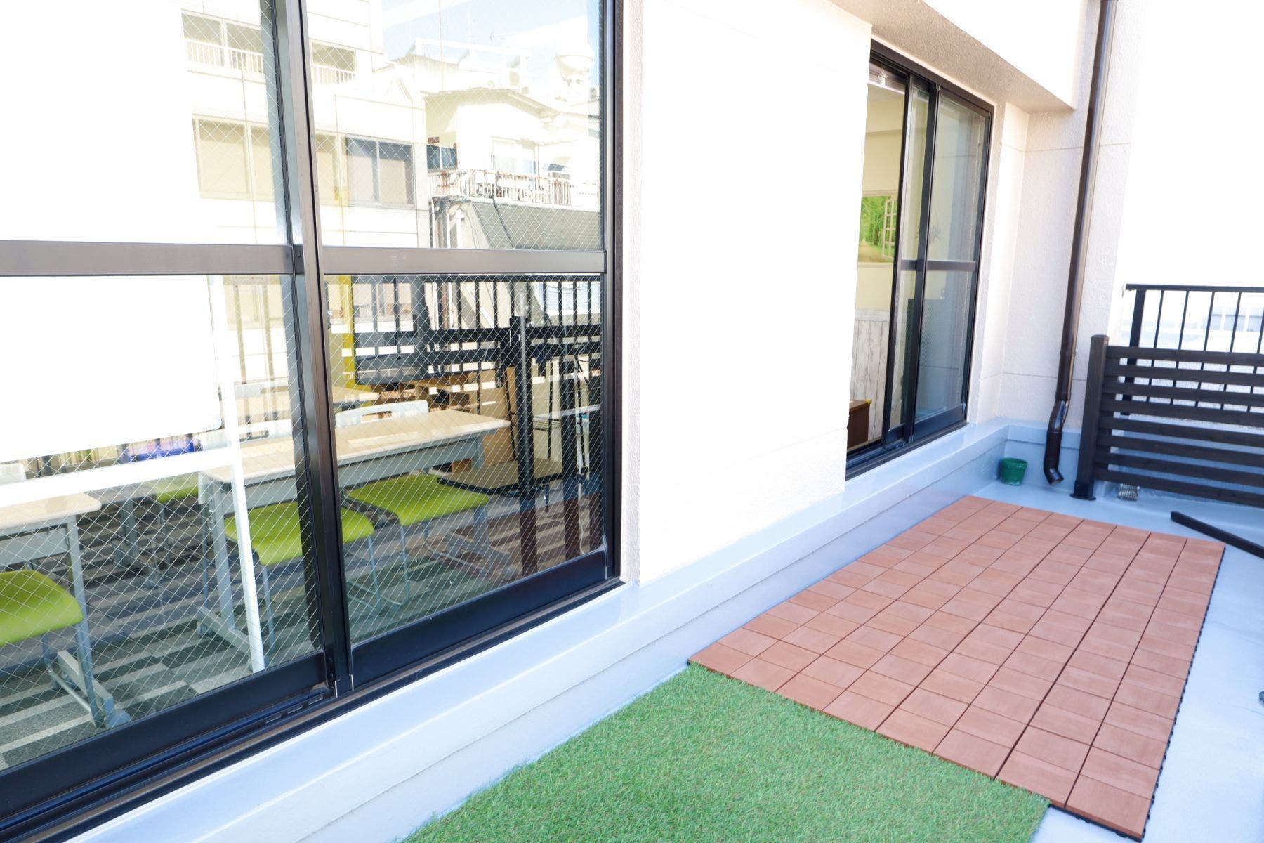 超高速光回線・Wi-Fi/大型モニタ/感染症対策グッズ/即予約★神田駅徒歩3分のテラス＆応接付き会議室の写真15