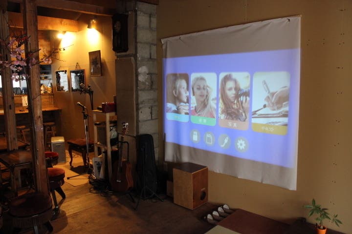 プロジェクターとスクリーンの画像1