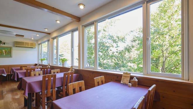 大きな窓の広いダイニングルーム!女子会・誕生日会・ママ会・撮影・会議利用などにどうぞ。の写真3