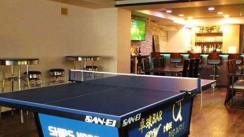 神戸初の卓球バー「Bigwave」です。当店では卓球台2台とラケット40本をご用意しております!の写真1