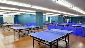 おしゃれな街の卓球場の写真1