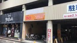 おしゃれな街の卓球場の写真3