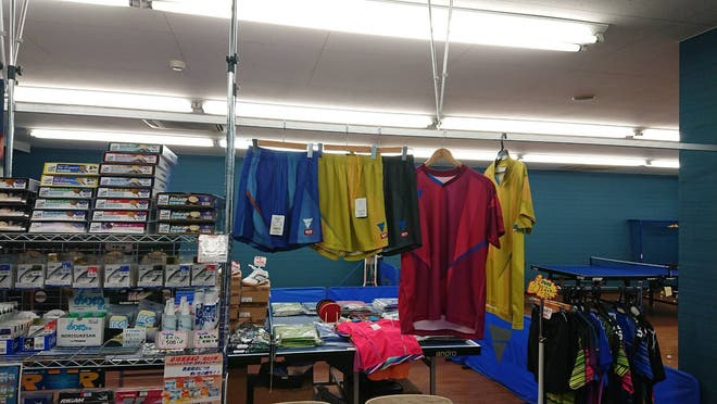 おしゃれな街の卓球場の写真4