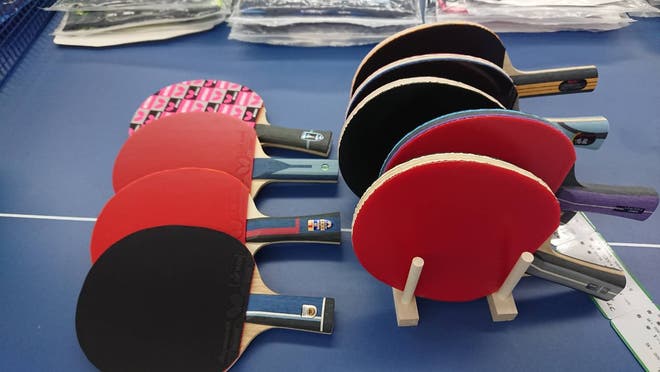 おしゃれな街の卓球場の写真5