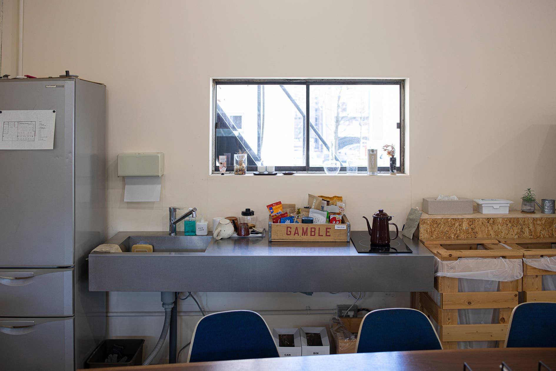 白を基調としたスタジオ〔自然光,天井高,ラフ白壁〕/スチール・動画・撮影会・セミナー・各種イベントの写真18