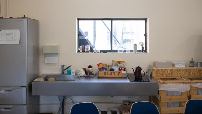 白を基調としたスタジオ〔自然光,天井高,ラフ白壁〕/スチール・動画・撮影会・セミナー・各種イベントの写真18