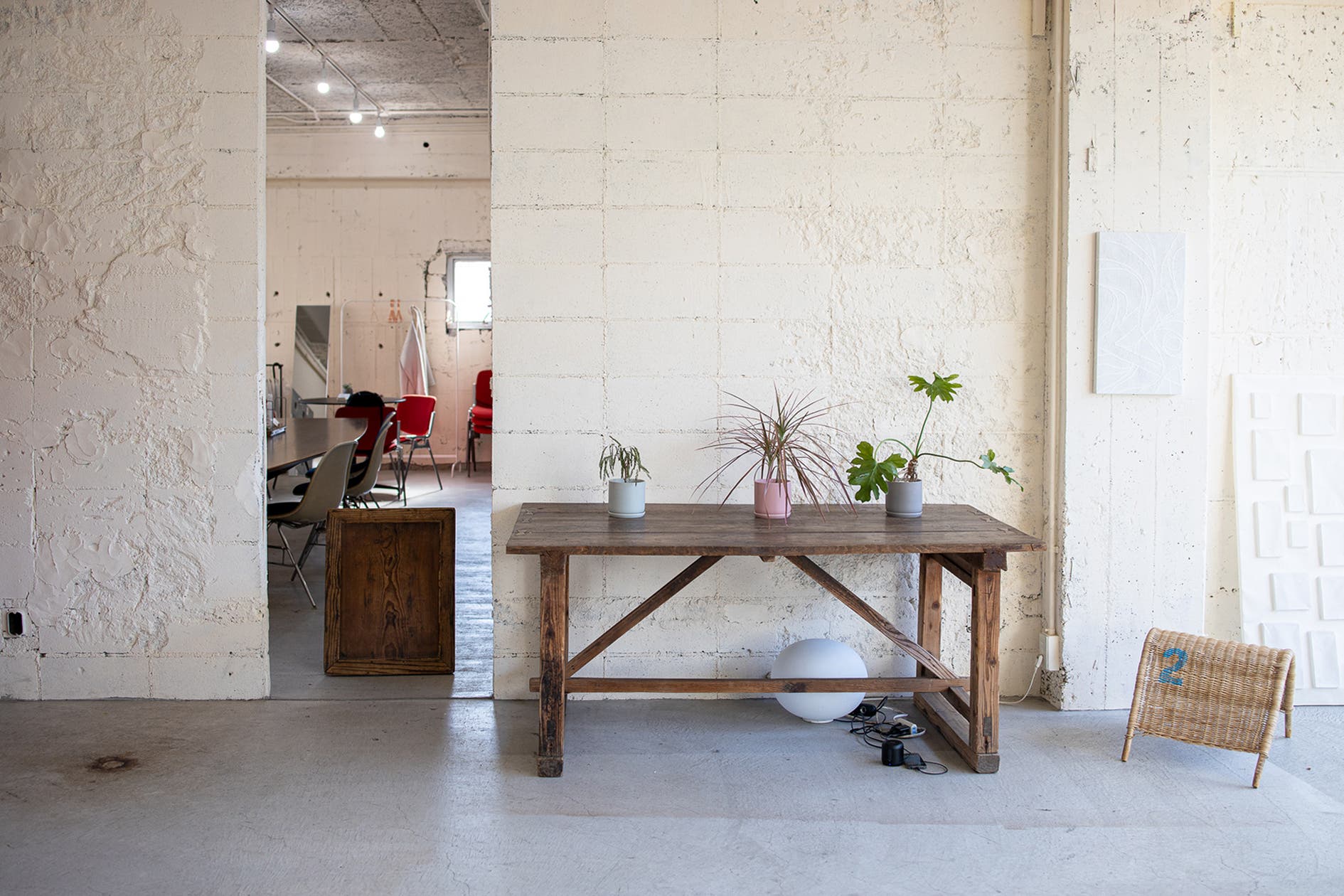 白を基調としたスタジオ〔自然光,天井高,ラフ白壁〕/スチール・動画・撮影会・セミナー・各種イベントの写真15