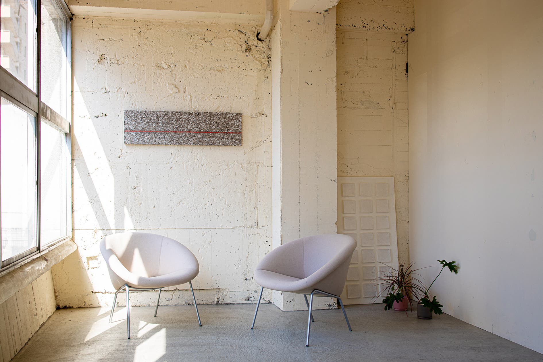 白を基調としたスタジオ〔自然光,天井高,ラフ白壁〕/スチール・動画・撮影会・セミナー・各種イベントの写真5