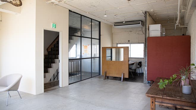 白を基調としたスタジオ〔自然光,天井高,ラフ白壁〕/スチール・動画・撮影会・セミナー・各種イベントの写真2