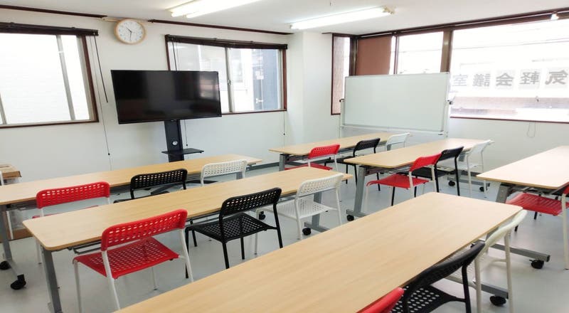 【お気軽会議室】鹿児島中央駅西口近く、リモートワーク、テレワークに最適な貸会議室です。