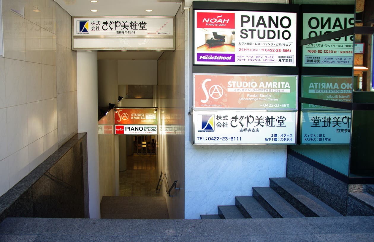 【吉祥寺駅徒歩5分】2面鏡天井高3m横幅10m！フローリング、30人までのくらいまでのダンス、WS、イベント、パーティ等にの写真6