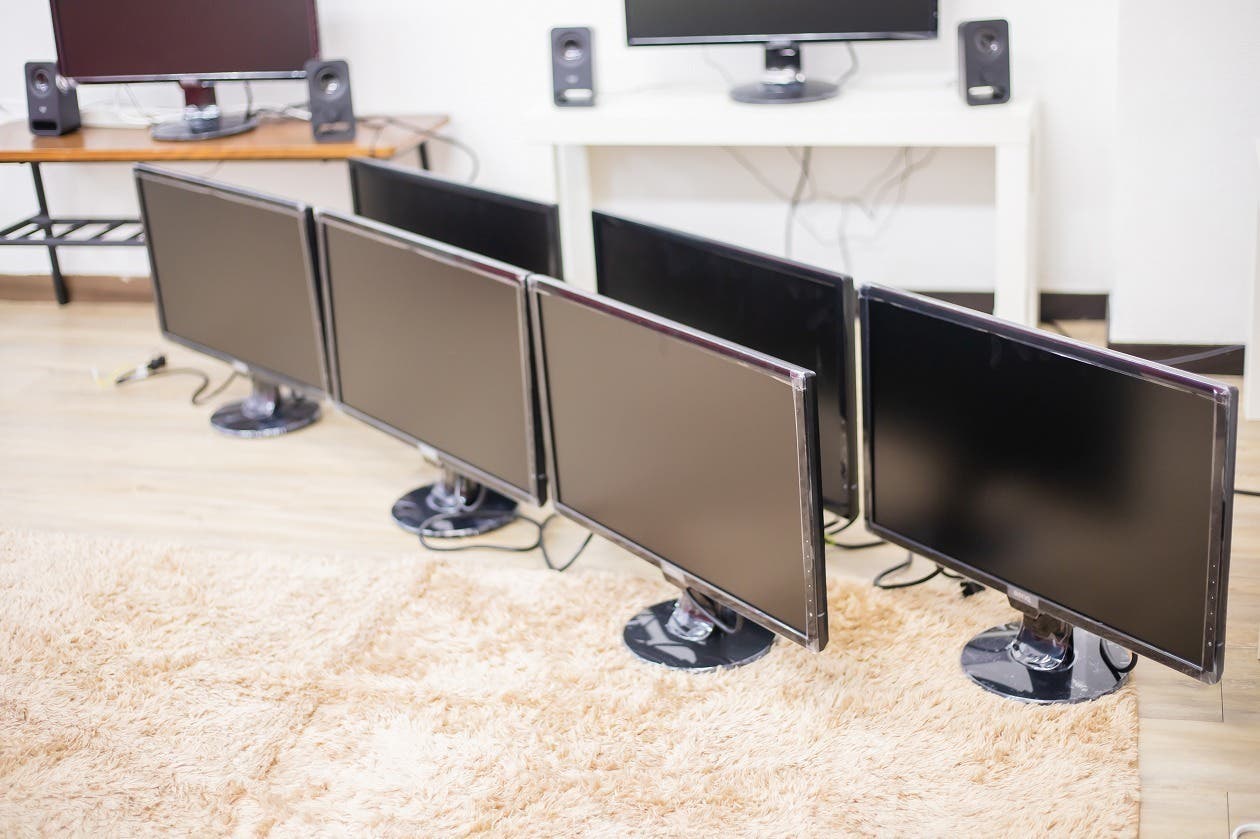 PLANT ACT ゲーム会に最適！ゲーミングモニター６台完備の写真15