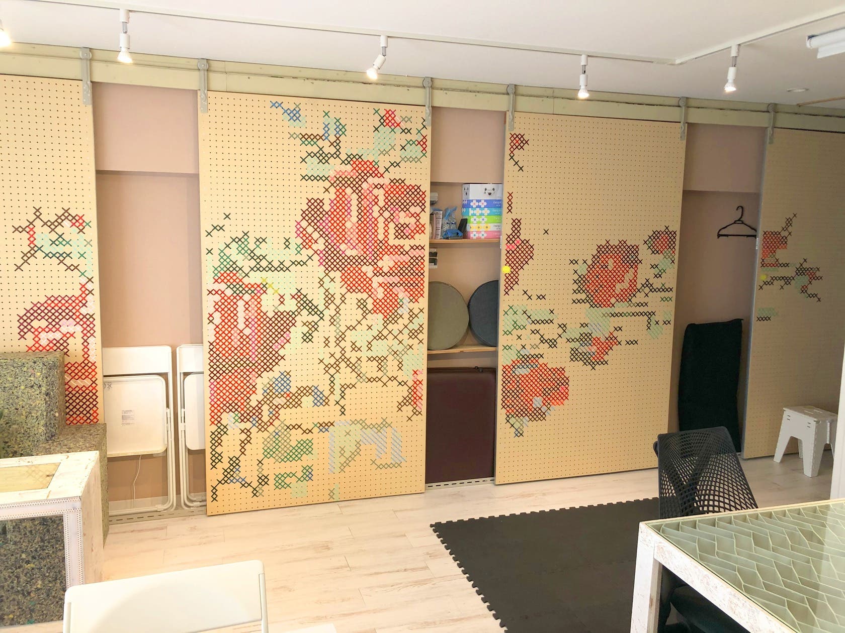 新宿/大久保🌸55インチ大型テレビ/忘年会/配信/作業/カードゲーム/ミシン　ゴミ回収可【プラスペ 東新宿】の写真15