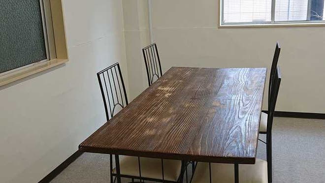 茅場町駅1番出口から徒歩30秒!流し付き/Wifi/エアコン&電子レンジ&冷蔵庫あり/コンビニ目の前のオフィススペース★の写真1