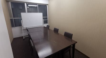 茅場町駅12番出口から30秒！10名収容の激安会議室/4F小会議室