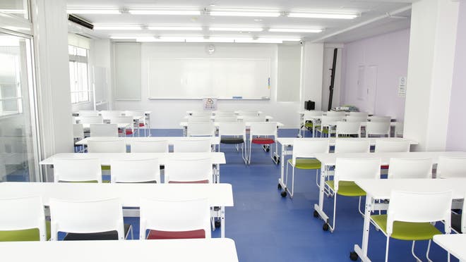 【旭橋駅徒歩3分】定員57+α名!プロジェクター含む備品・高速Wi-Fi無料!泉崎401会議室の写真3